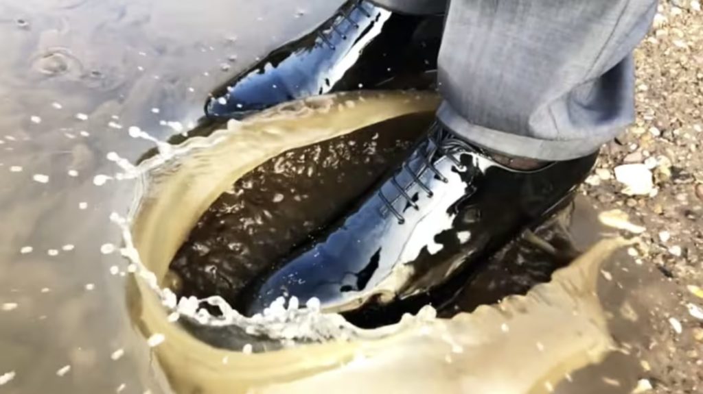 Cuir verni : reconnaître, entretenir et éviter les erreurs courantes